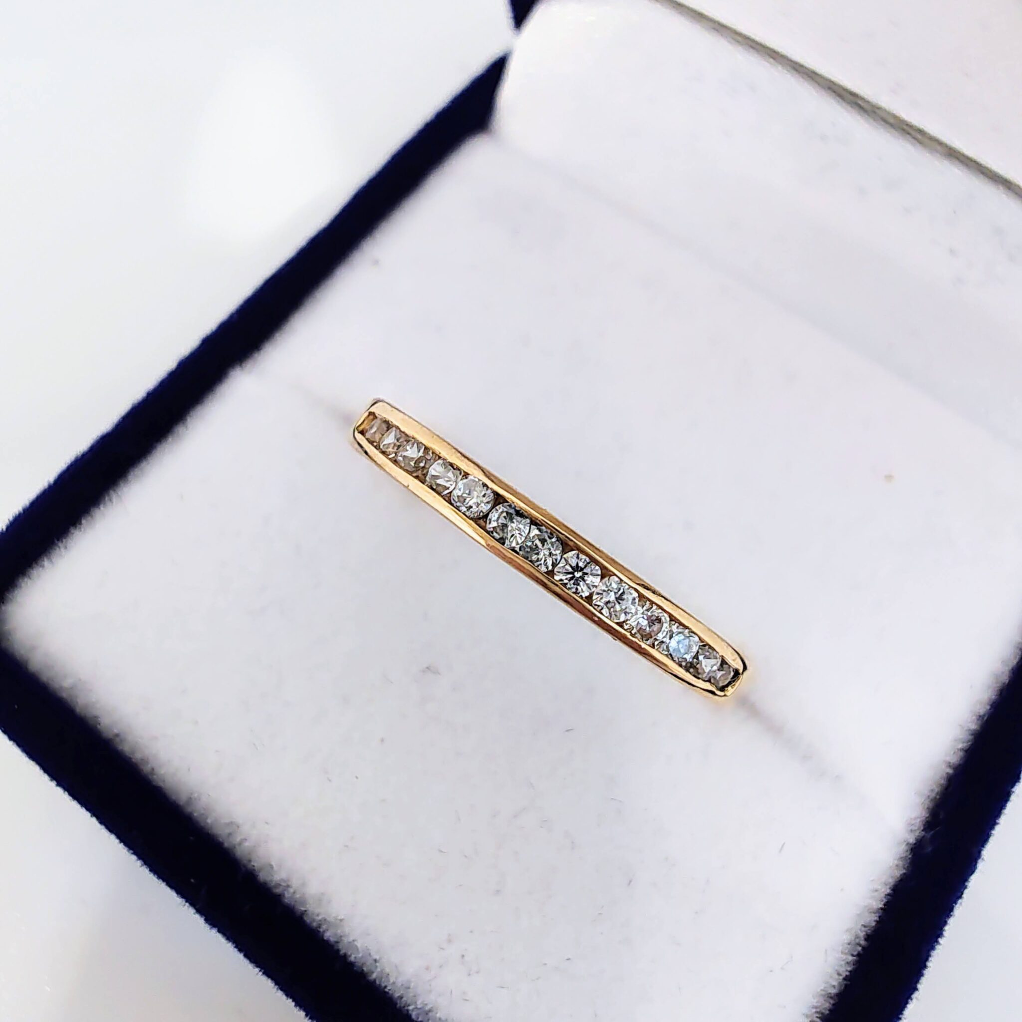 Cintillo Oro 18 kt – Medio Rivier con Zafiros Blancos – El Orfebre