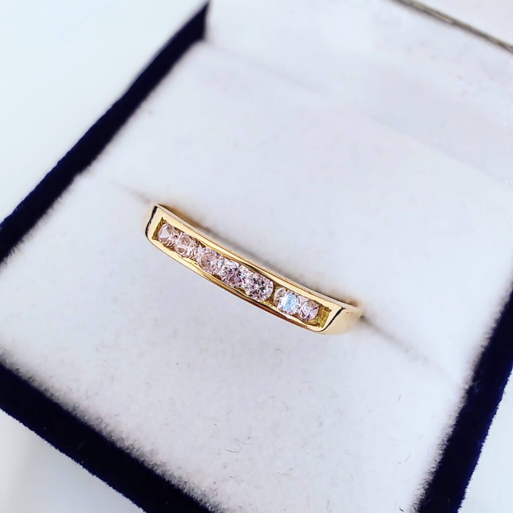 Cintillo Oro 18 kt – Medio Riviere con Rosa de Francia – El Orfebre