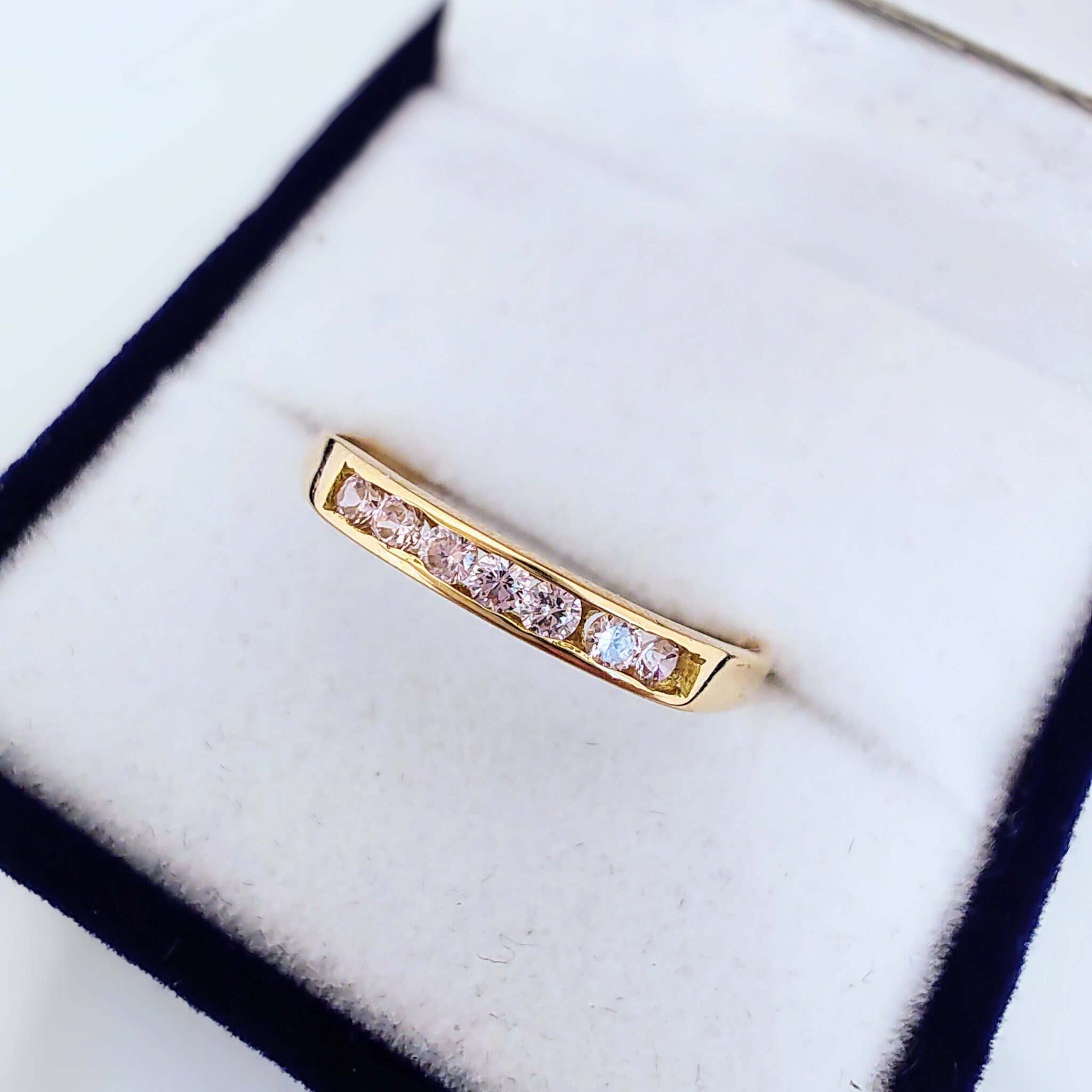 Cintillo Oro 18 kt – Medio Riviere con Rosa de Francia – El Orfebre