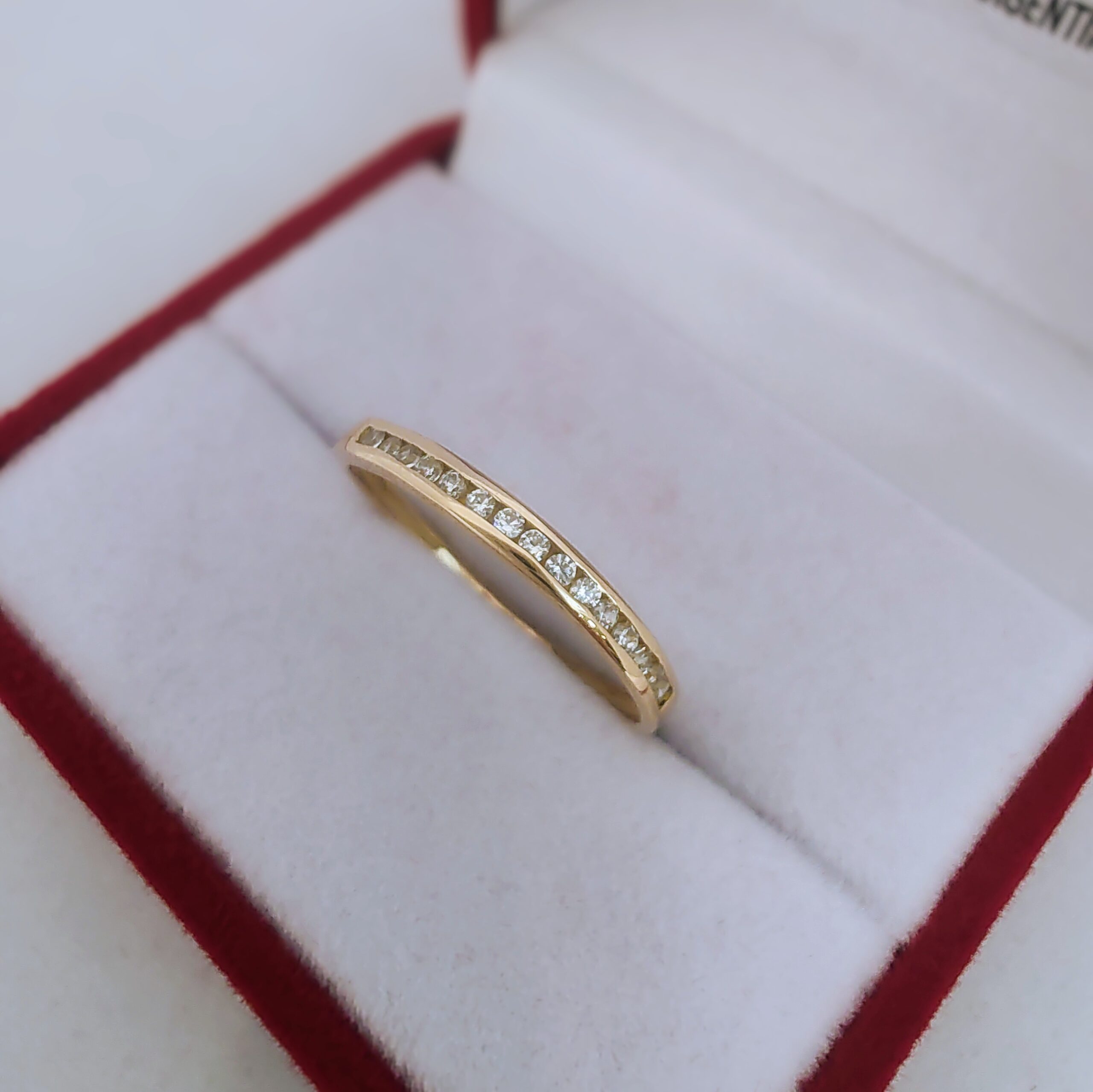 Cintillo Oro 18 kt – Medio Riviere con Zafiros Blancos – El Orfebre